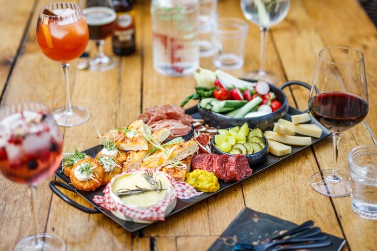 Borrelplank met charcuterie en mini kaasfondue - Eatertainment