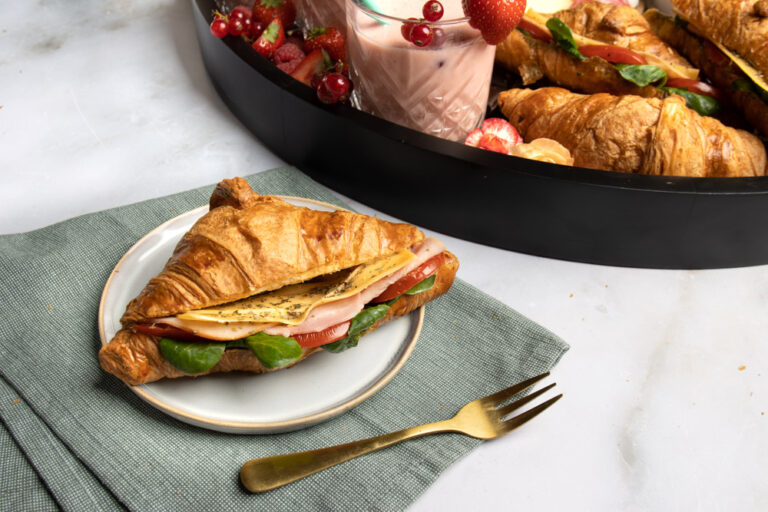 Hartig belegde croissants met pesto - Eatertainment