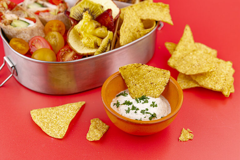 Tortilla chips met zure room dip - Eatertainment