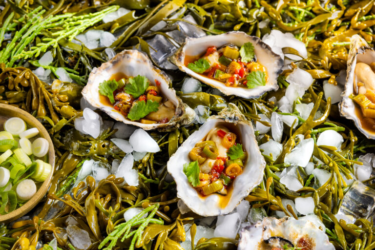 Asian style Oesterij oester met Tomasu en bosui - Eatertainment