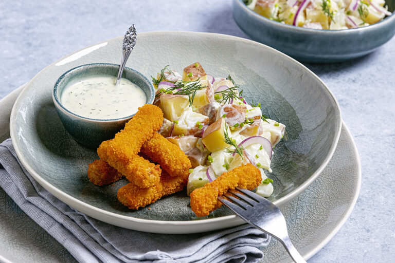 Aardappelsalade met venkel, rode ui en visfrietjes - Eatertainment