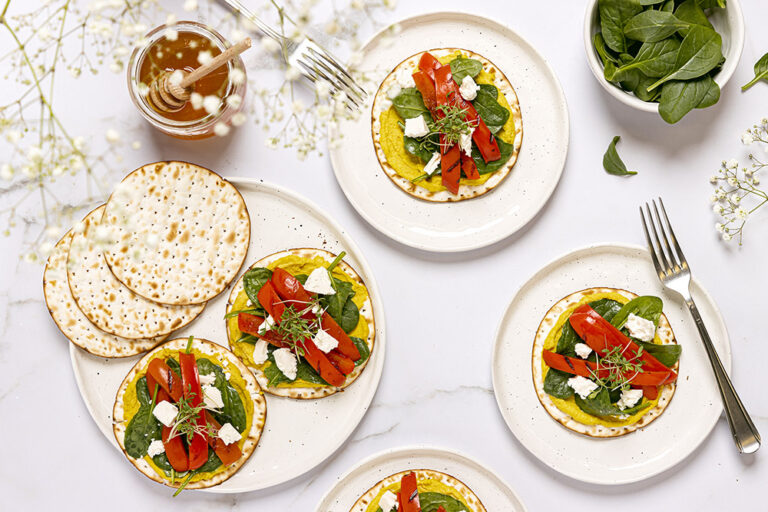 Matzes met pompoenhummus, spinazie en gegrilde paprika - Eatertainment