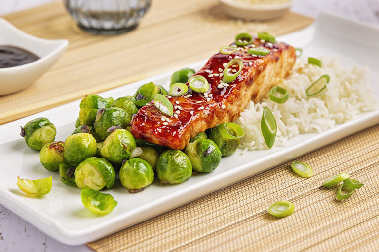 Oosterse zalmfilet met spruitjes en rijst - Eatertainment