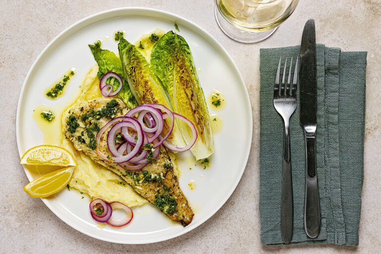 Heekfilet met knoflook-citroendressing en little gem - Eatertainment