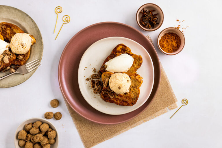 Wentelteefjes van suikerbrood met speculaaskruiden en walnootijs ...