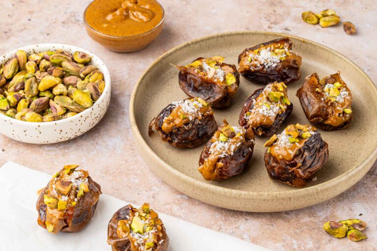 Gevulde dadels met pindakaas, pistache en kokos - Eatertainment